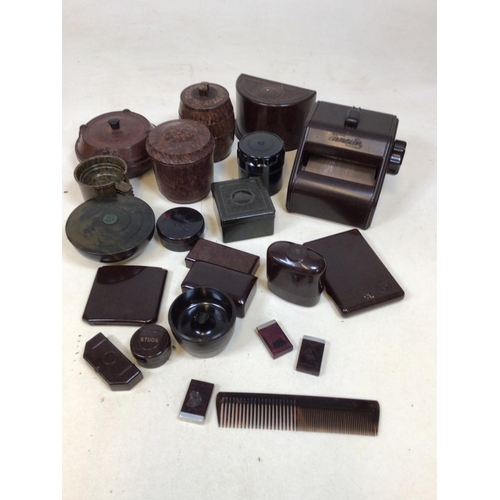 A quantity of Gentlemans Bakelite items including a tie press, razors ...