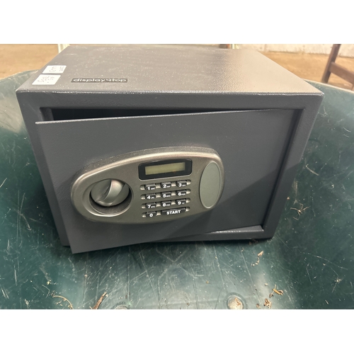 An electronic combination safe