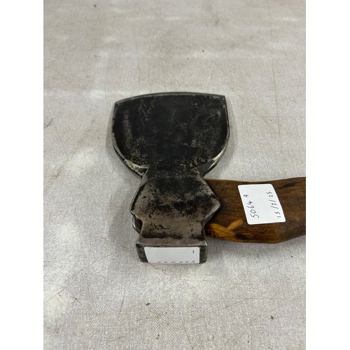 A vintage Brades S.R 4lb aged hickory wood handled Kent pattern axe