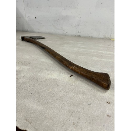 A vintage Brades S.R 4lb aged hickory wood handled Kent pattern axe