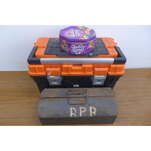 A Zag rolling workshop with detachable toolbox and a small selection of assorted tools including a S