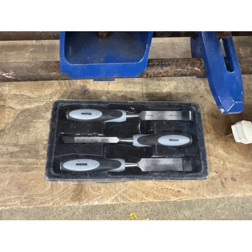A Record Power wood lathe with a quantity of Wickes wood turning chisels