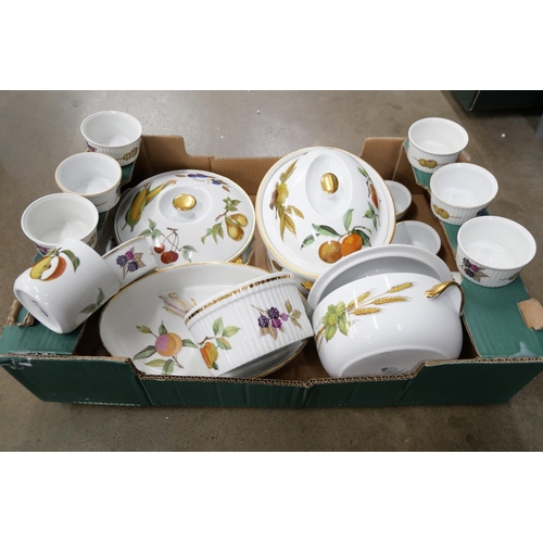 Assorted Royal Worcester Evesham pattern china, including a tureen ...