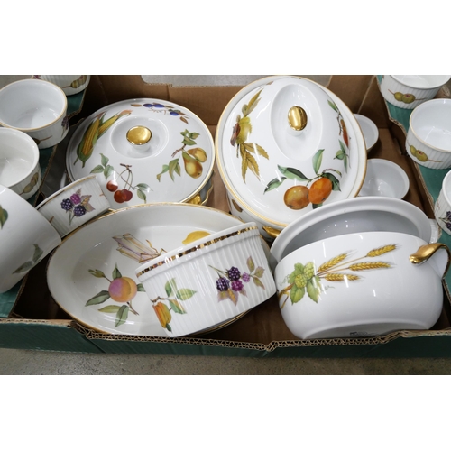 Assorted Royal Worcester Evesham pattern china, including a tureen ...