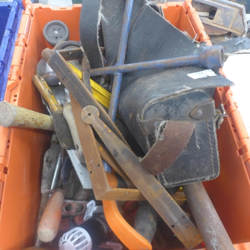 4 power tools - a JBCD-CS, 240V circular saw, an MT-370, 220V trimmer ...