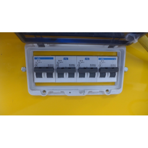 A 6 slot 110v splitter box and a 110v extension lead