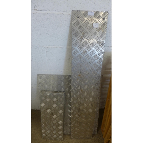 4 pieces of aluminium chequer plates, lengths include 23 x 120cm, 23 x ...