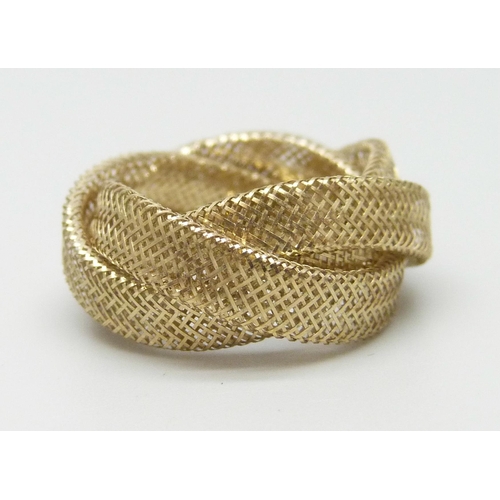 A 9ct gold woven cross over ring, 1g, expanding size
