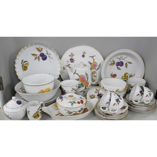 Royal Worcester Evesham pattern dinner ware including dinner plates ...
