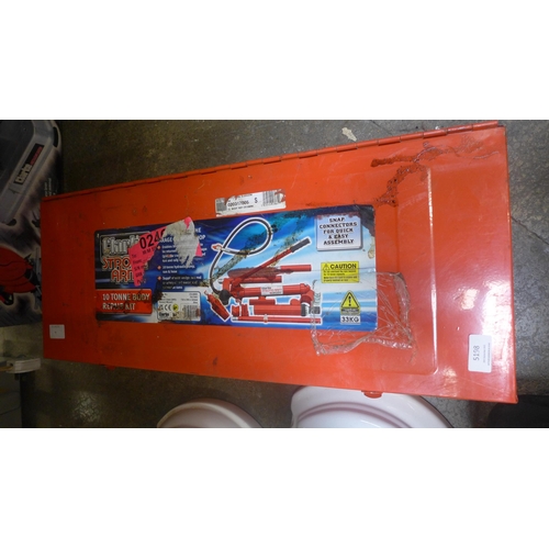 A Clarke Strong-Arm 10-tonne body repair kit
