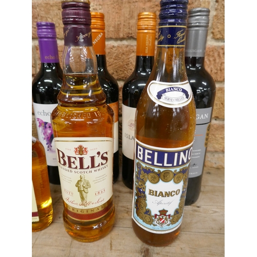 A quantity of assorted alcohol including Echo Falls, Casillero del ...