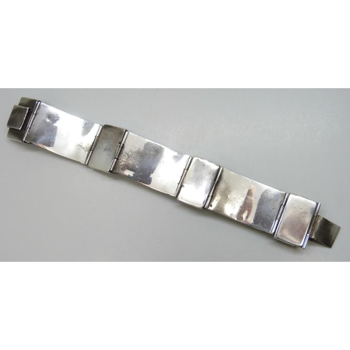 A Mexican Aztec style bracelet with carved green onyx and agate, 18cm l