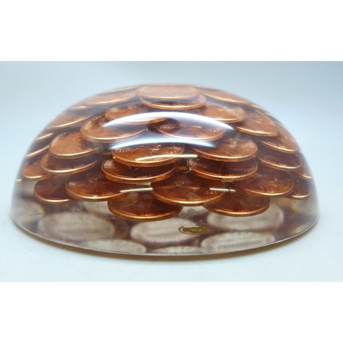 A novelty paperweight set with one hundred US one cent coins