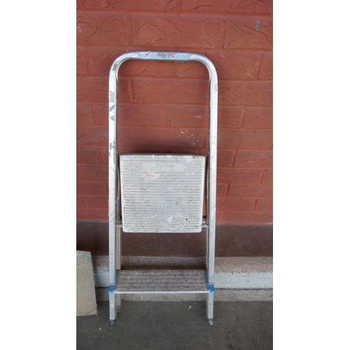 A two-rung step ladder, 4 shovels, a fork and a platform