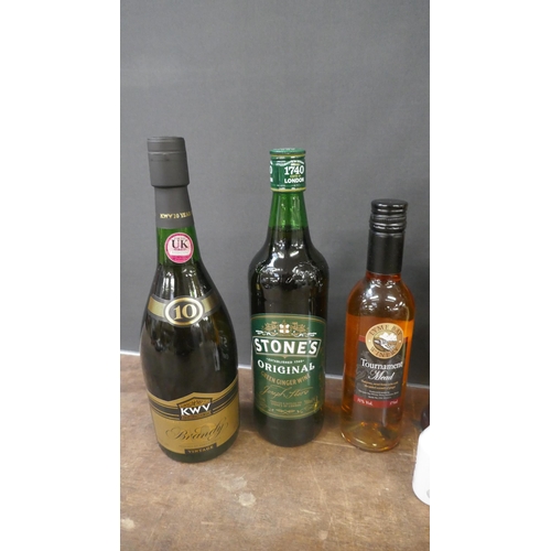 Assorted bottles of alcohol including KWV vintage brandy, Stones ...