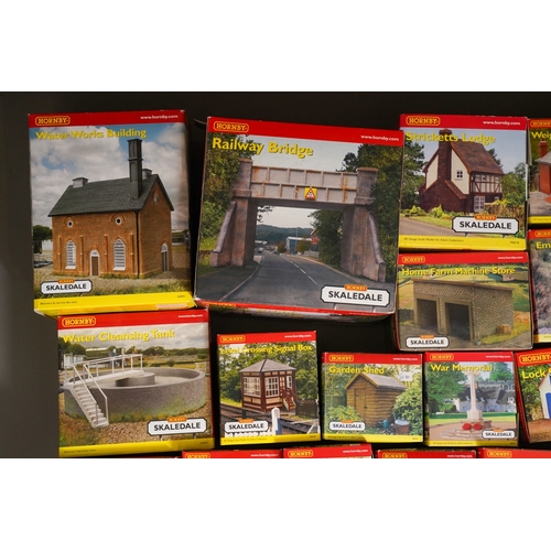 A large collection of boxed Hornby Skaledale 00 gauge model railway ...