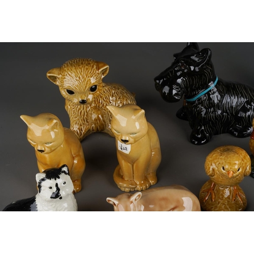 WADE: A collection of eighteen Wade animal figures including Collectors ...