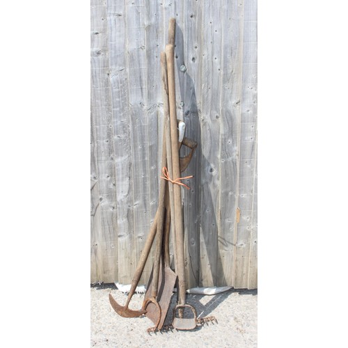 Qty of garden tools to incl scythe, rake and edge cutter (14)