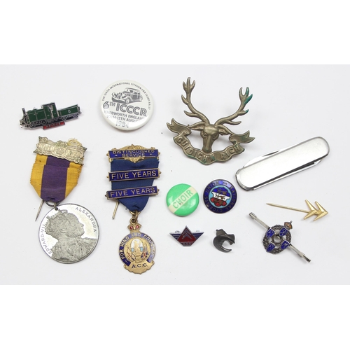 Qty of assorted military badges etc, to inc a silver REME sweetheart ...