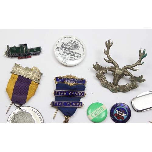 Qty of assorted military badges etc, to inc a silver REME sweetheart ...
