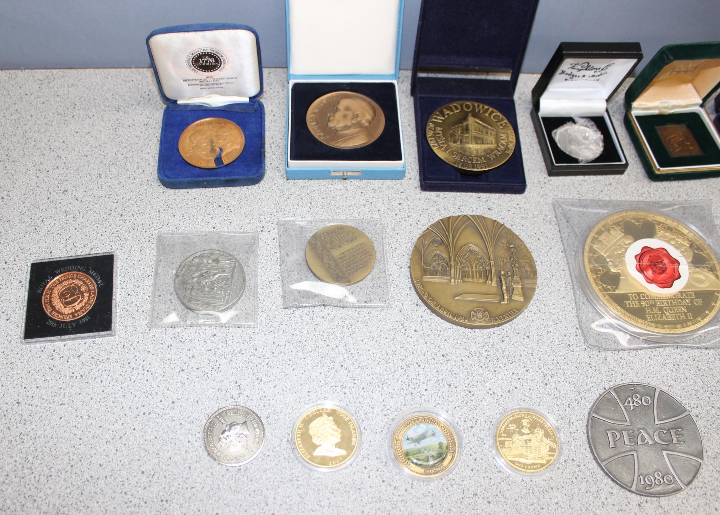 A large qty of assorted commemorative medallions to inc bronze, many ...