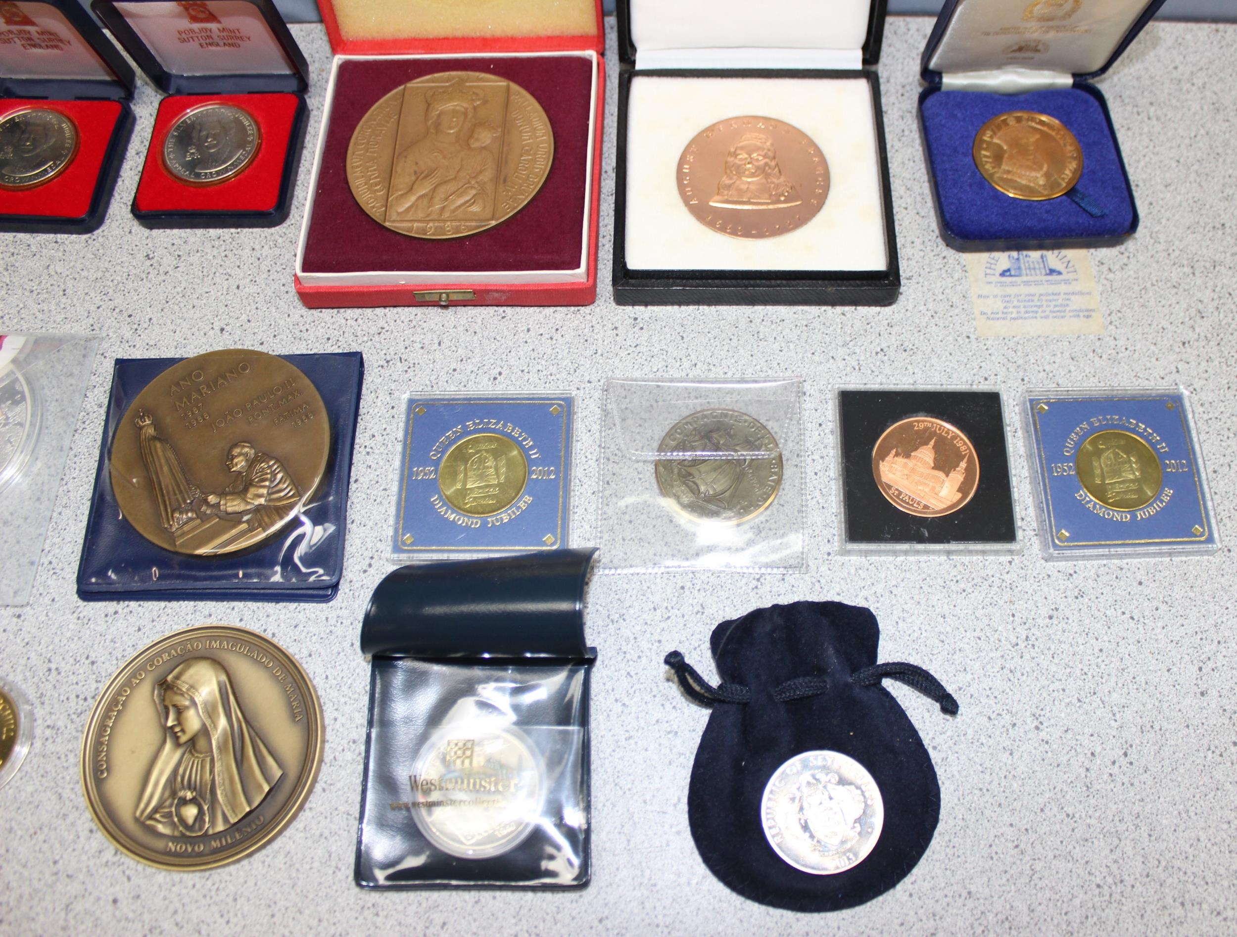 A large qty of assorted commemorative medallions to inc bronze, many ...