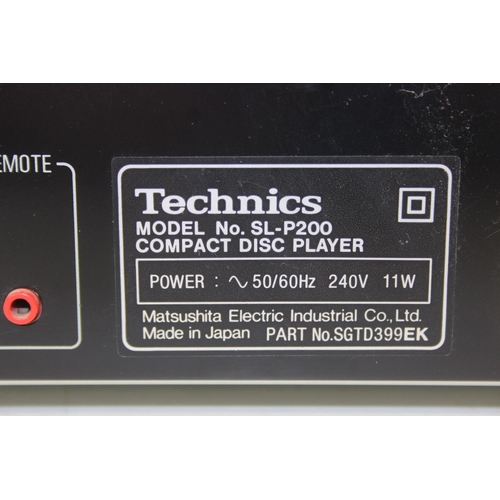 Two pieces of Technics hi-fi separates, a ST-Z400L tuner and a SL-P200 ...