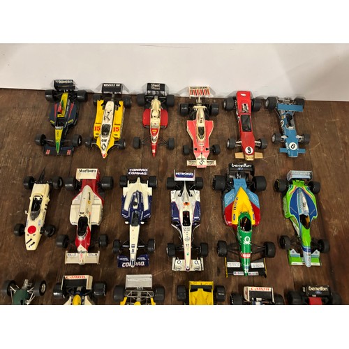 19 x model kit Formula 1 cars to include Canon, Benetton, Marlboro etc.