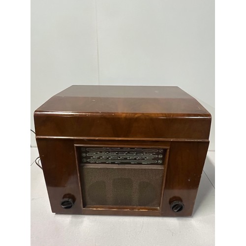 Vintage Monarch record player/radio.