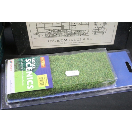 Collection of OO gauge model railway accessories to include various ...