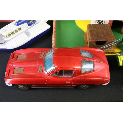 Quantity of various toys and games to include Britains Castle / Fort ...