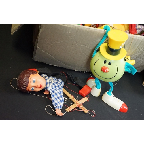 Quantity of 16 hand puppets to include Marionettes / Hazelle's etc ...