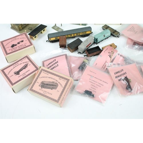 Collection of N gauge model railway to include 18 x bagged / boxed ...