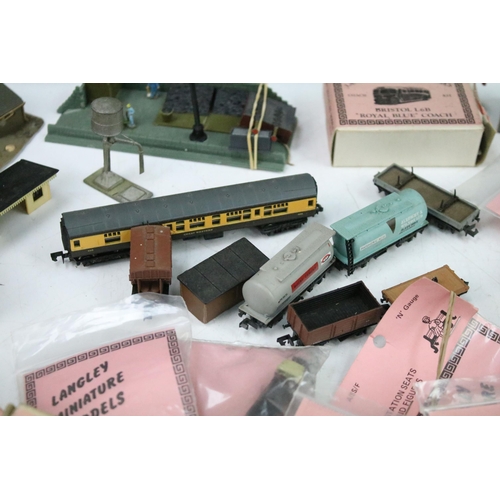 Collection of N gauge model railway to include 18 x bagged / boxed ...