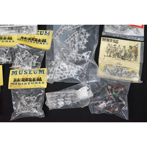 War Gaming - Collection of miniature metal figures featuring 6 x ...
