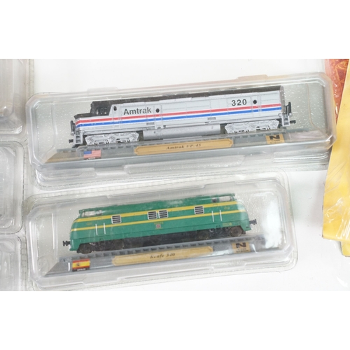 46 Carded Del Prado Locomotives Of The World models on plinth mostly ...