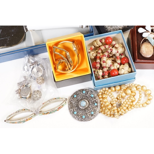 A collection of vintage costume jewellery to include necklaces ...