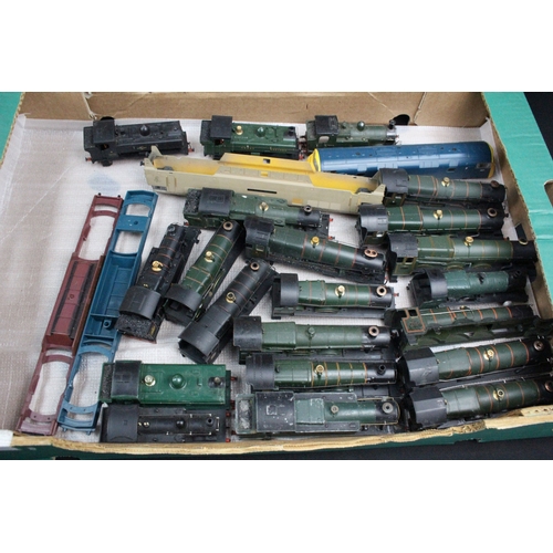 Quantity of OO gauge model railway accessories to include rolling stock ...