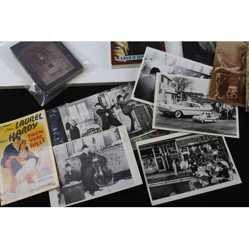 A collection of early to late 20th century postcards to include printed ...