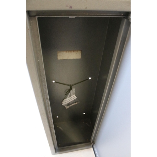 Free standing metal gun case / cabinet with rifle carrying bag ...