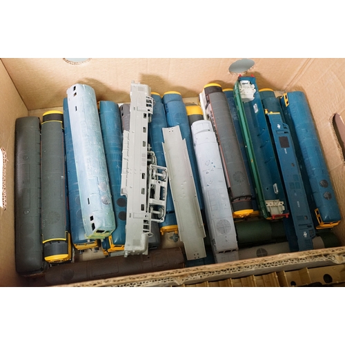 Collection of OO gauge model railway to include 2 x boxed Triang ...