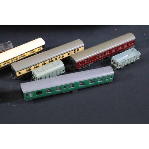 Over 200 Triang TT gauge items of rolling stock to include W15772 ...