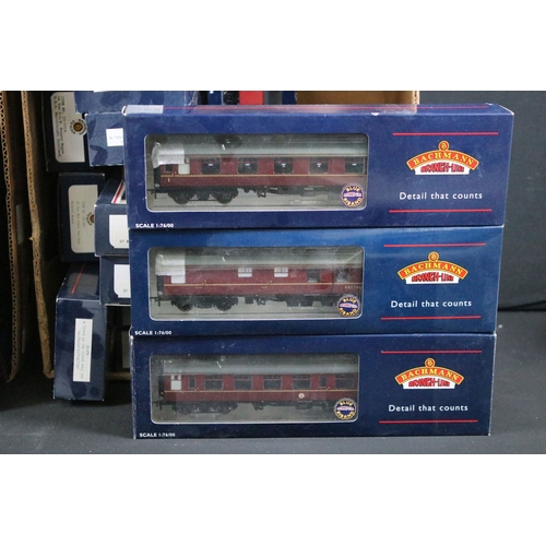 61 Boxed Bachmann OO gauge items of rolling stock to include 33-276 46 ...