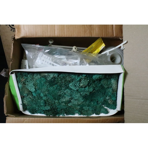 Quantity of Scalextric accessories to include boxed C452 Think Tank ...
