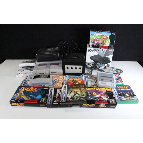 Retro Gaming - Collection of Nintendo retro gaming items to include ...