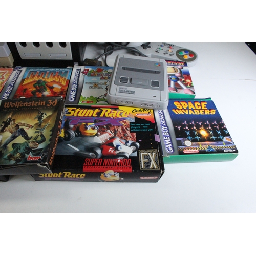 Retro Gaming - Collection of Nintendo retro gaming items to include ...