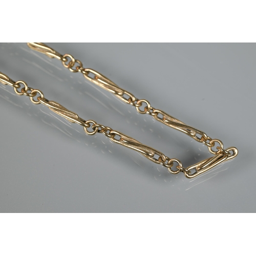 A 9ct yellow gold chain of fetter and link form, 46 cm long, 21.7 g