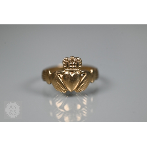 An Irish 9ct yellow gold Clodagh ring, Dublin 1978, size R, approx 2.8g