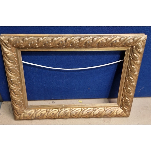 A gilt composition picture frame, inset 14 1/4 x 22 1/4 in (R6)
