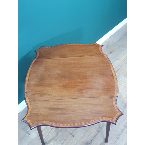 A George III butterfly leaf Pembroke table raised on square tapering ...